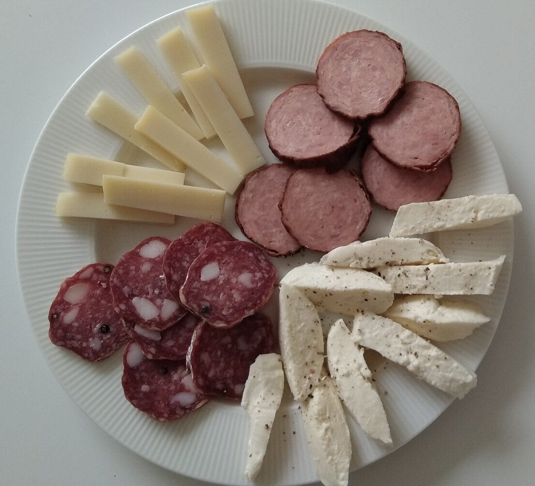 Keto hapjes: vleeswaren, kaas, groente platters met dips