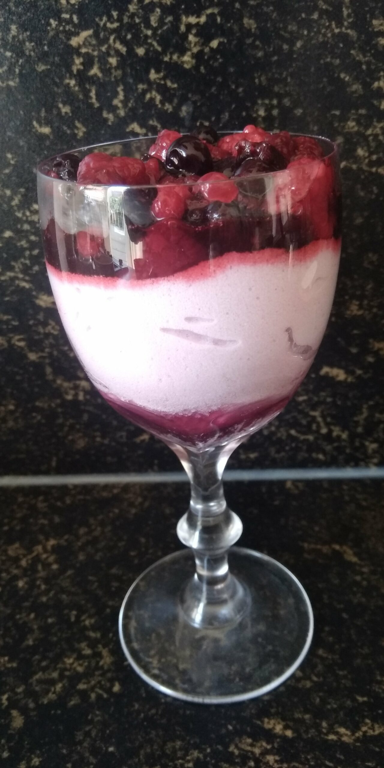 Gezond & Slank met Keto Recepten - Dessert - Haagse bluf met bosvruchten